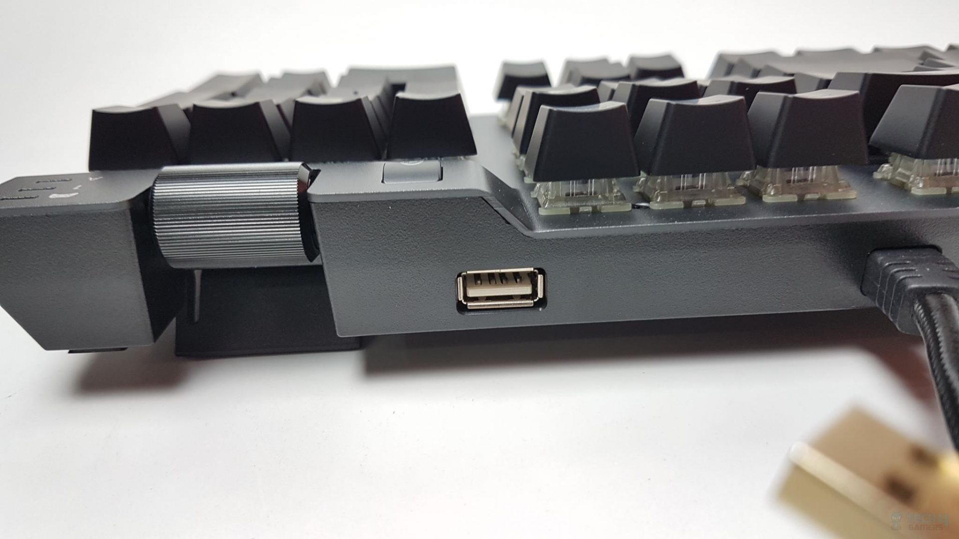 XPG SUMMONER Mechanical Gaming Keyboard Review