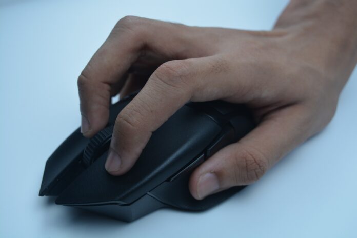 Types Of Mouse Grips: Palm, Claw & Fingertip - Tech4Gamers