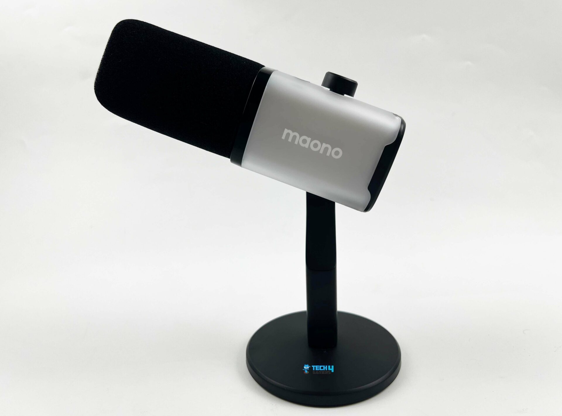 Maono PD100X Review: Budget-Friendly Brilliance With RGB Flair! - Tech4Gamers